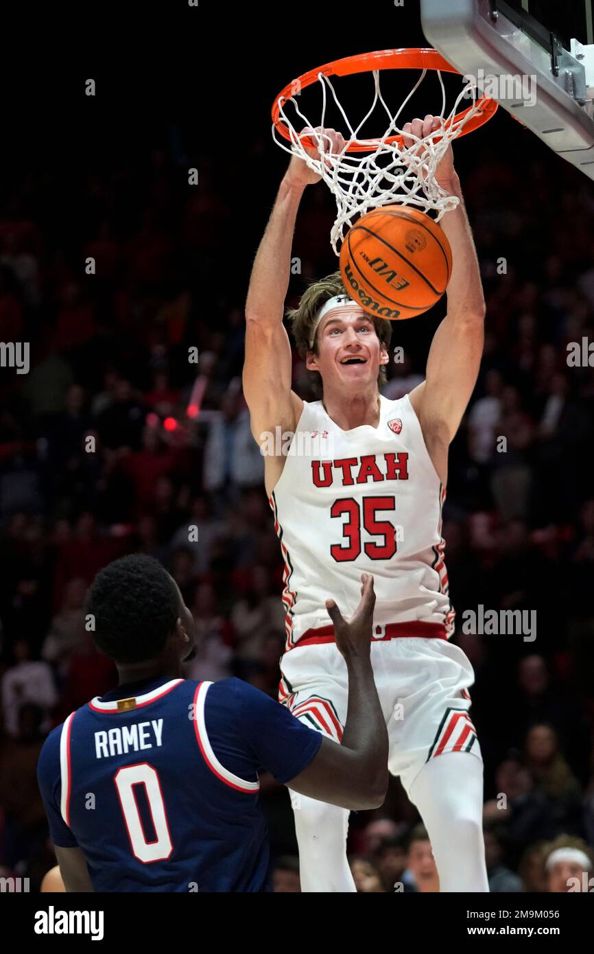 Utah center Branden Carlson (35) dunks against Arizona guard Courtney ...