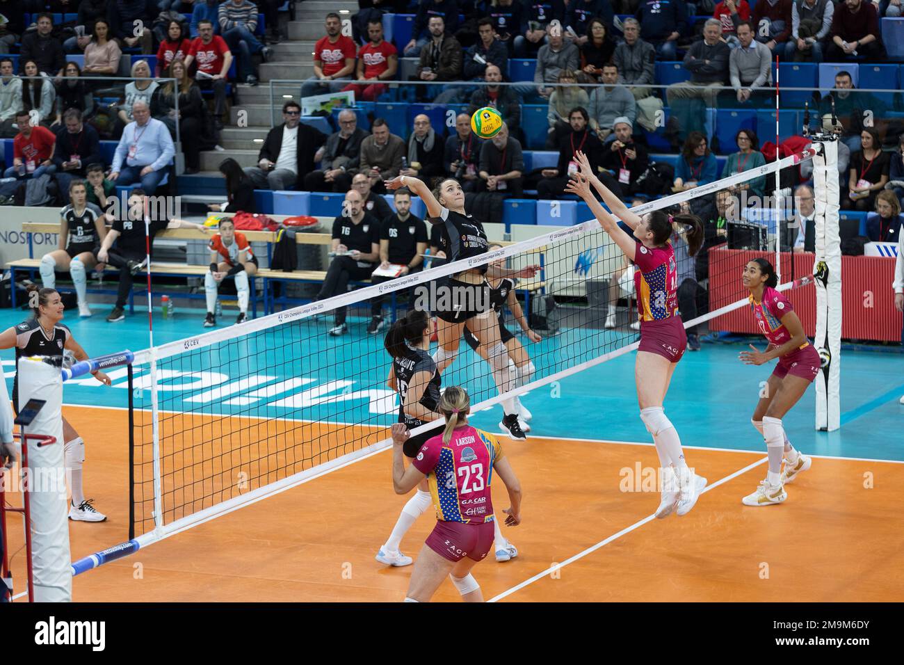 Attack of Raisa-Laura Ioan (Volei Alba-Blaj Stock Photo - Alamy