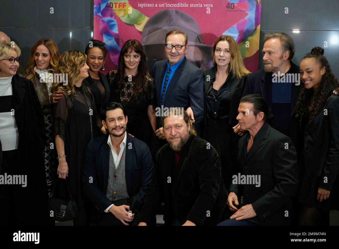 Actor Kevin Spacey, top center, poses with the cast of movie "L'uomo ...