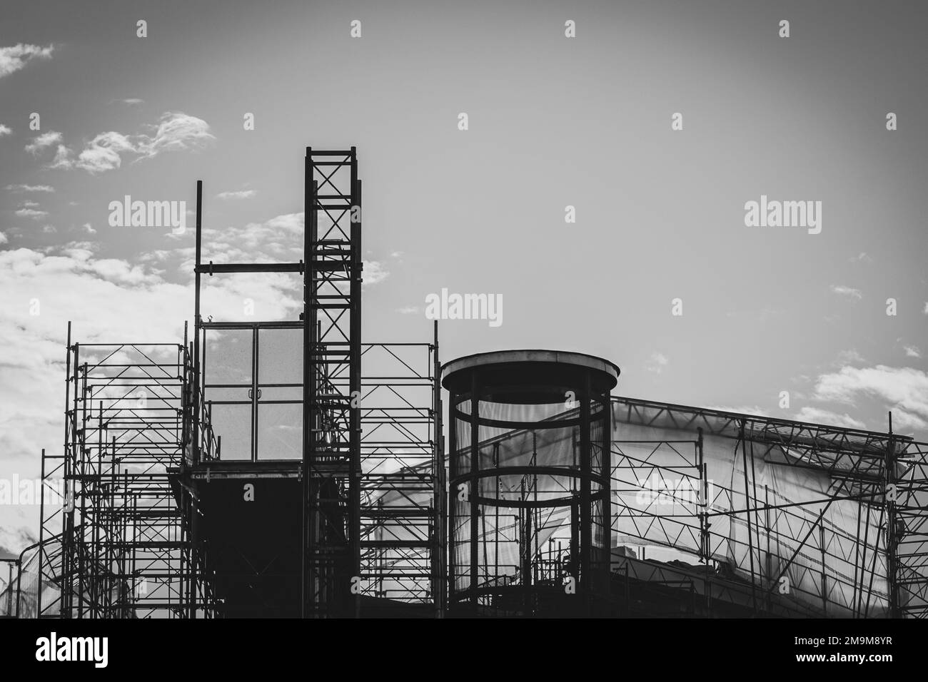 Scaffolding construction site against Black and White Stock Photos ...