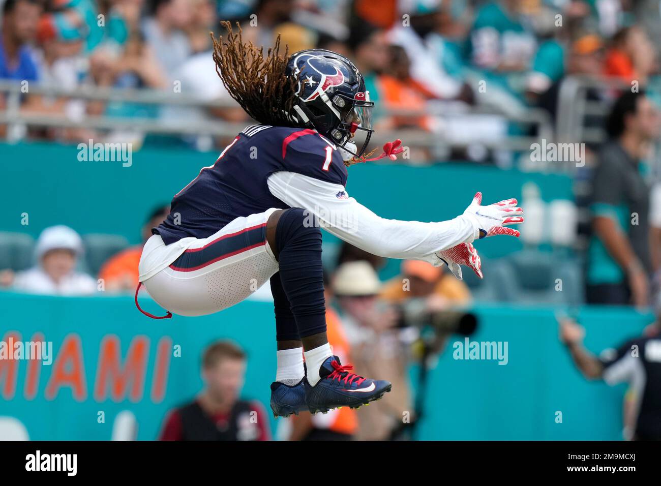 Houston Texans cornerback Tremon Smith (1) jumps into the air ...