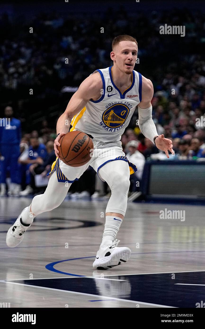 Golden State Warriors guard Donte DiVincenzo drives to the basket duing ...