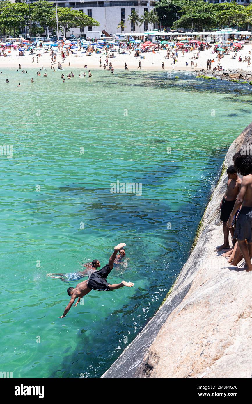 Rio De Janeiro, Brazil. 17th Jan, 2023. Young jump into the sea on ...
