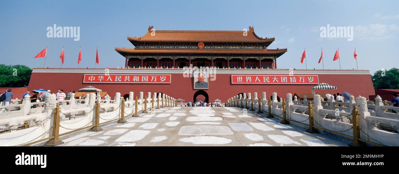 China, Beijing, Tiananmen Square, Tourists entering the building Stock ...