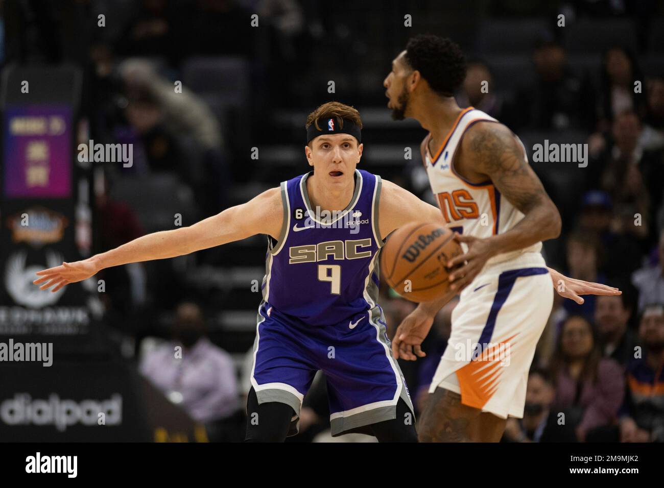 Sacramento Kings guard Kevin Huerter (9) defends Phoenix Suns guard ...