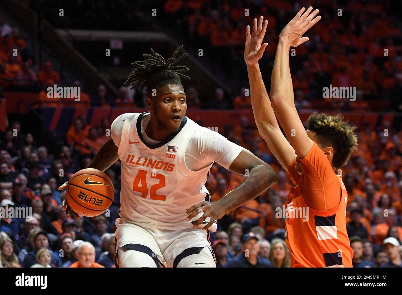 Illinois' Dain Dainja (42) works inside against Syracuse's Jesse ...