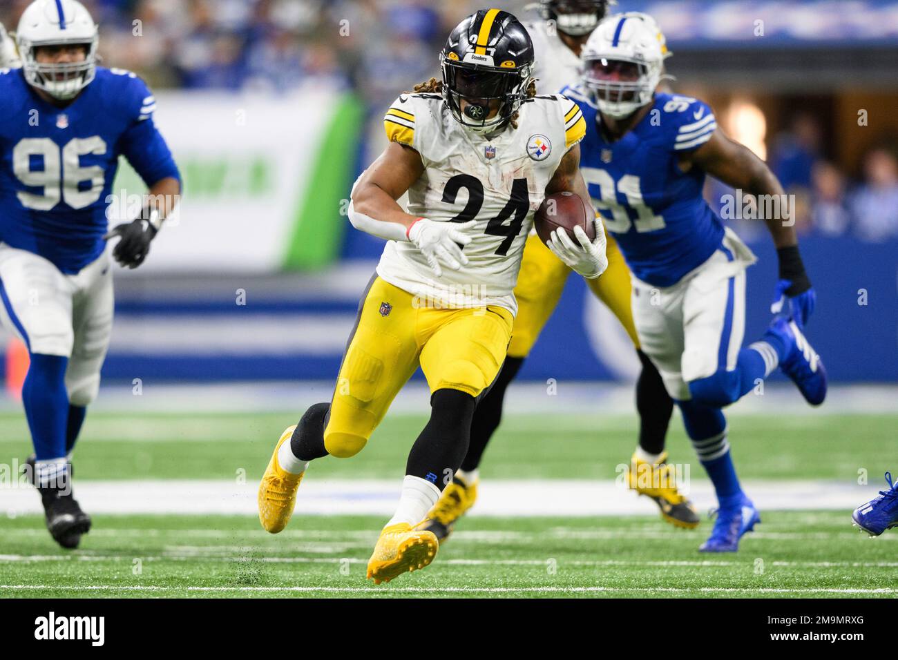 Pittsburgh Steelers running back Benny Snell Jr. (24) runs up the ...