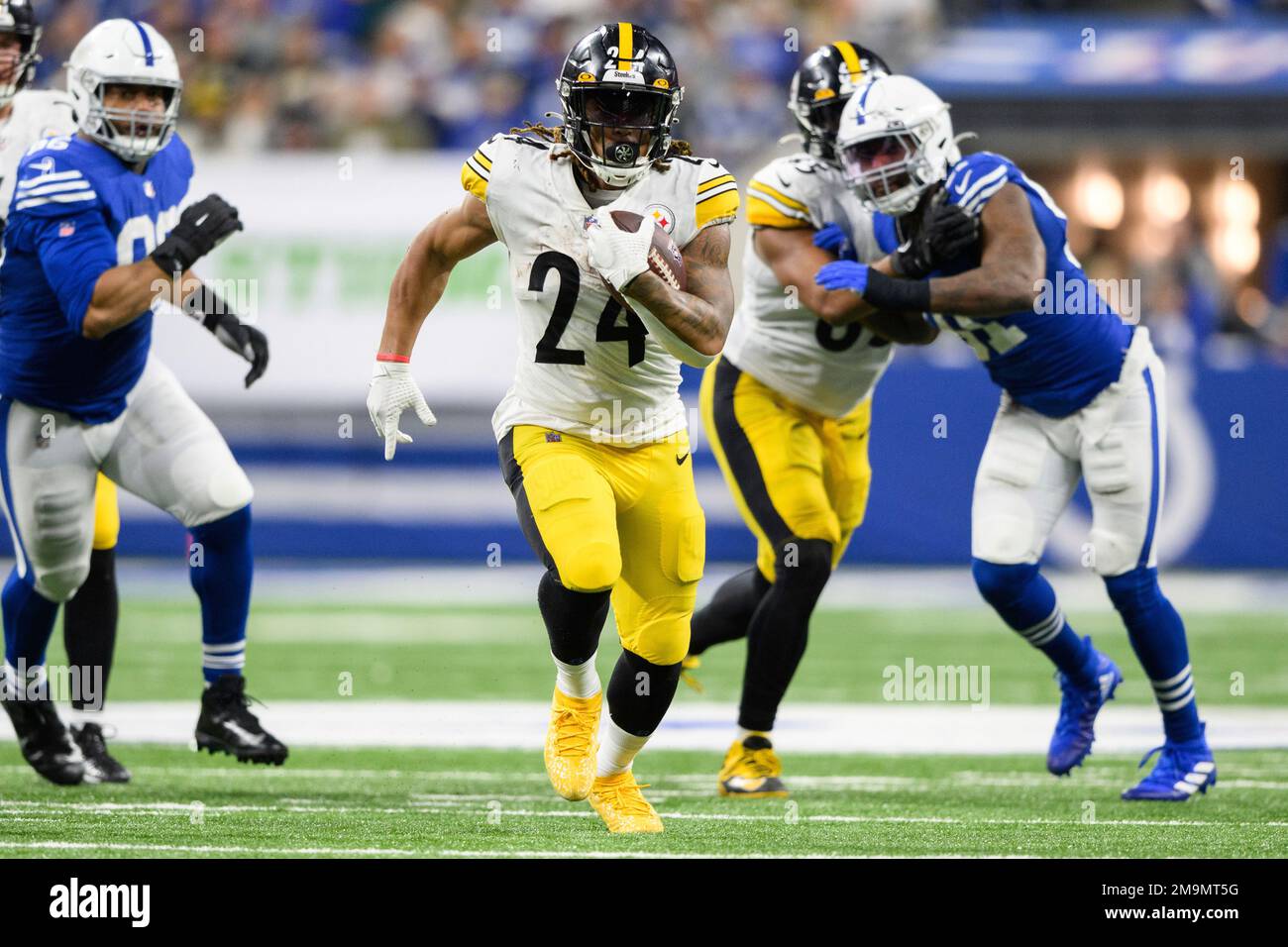 Pittsburgh Steelers running back Benny Snell Jr. (24) runs up the ...
