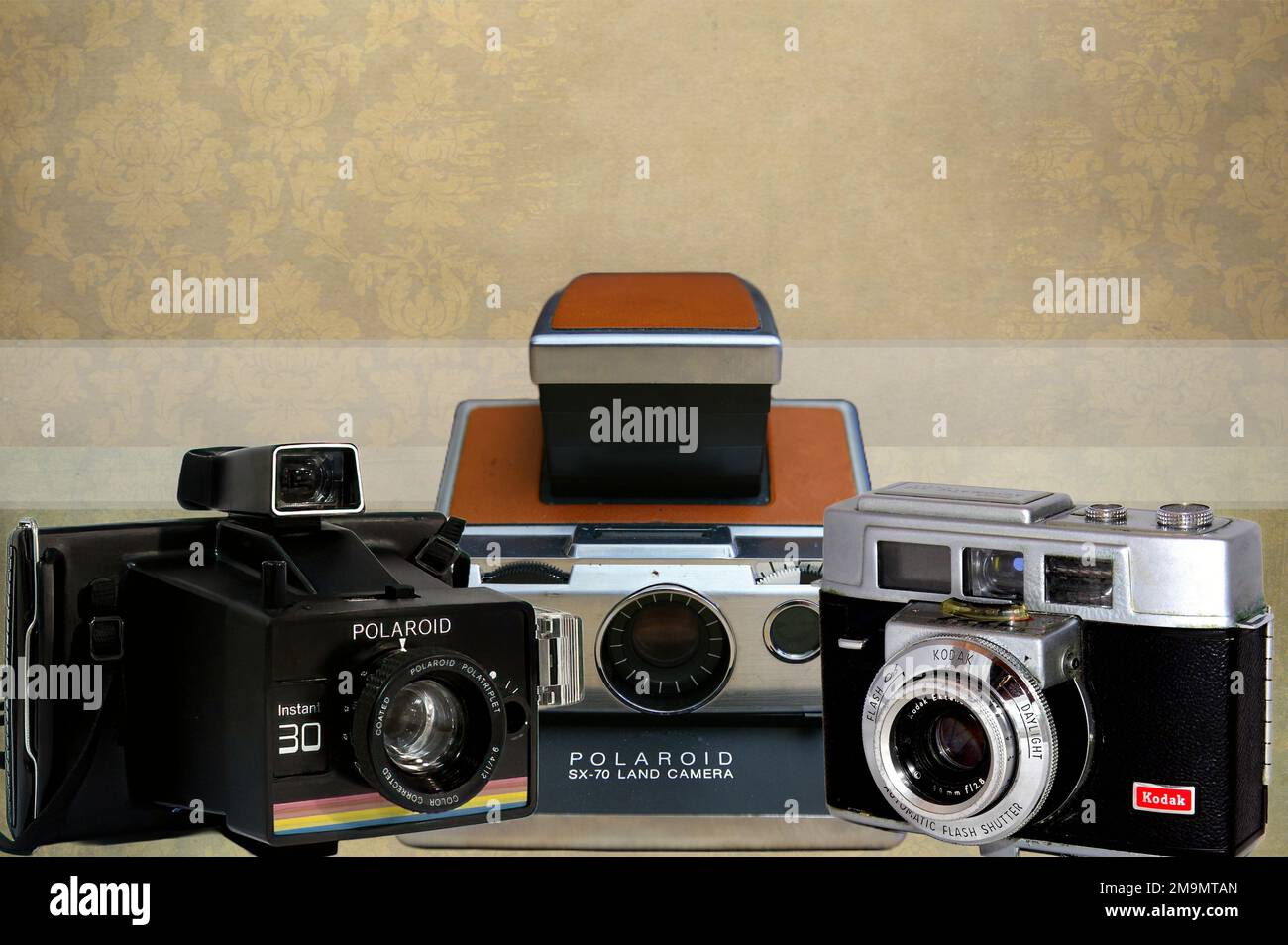 A collection of vintage cameras Stock Photo - Alamy