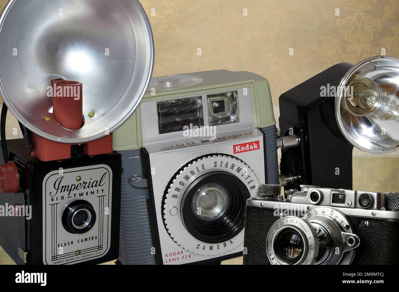 A collection of vintage cameras Stock Photo - Alamy