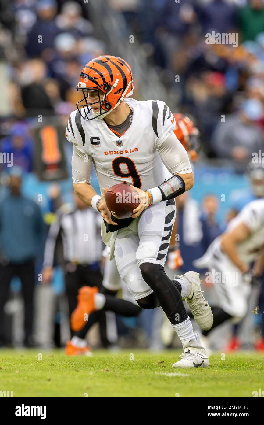 Cincinnati Bengals quarterback Joe Burrow (9) turns to hand off the ...