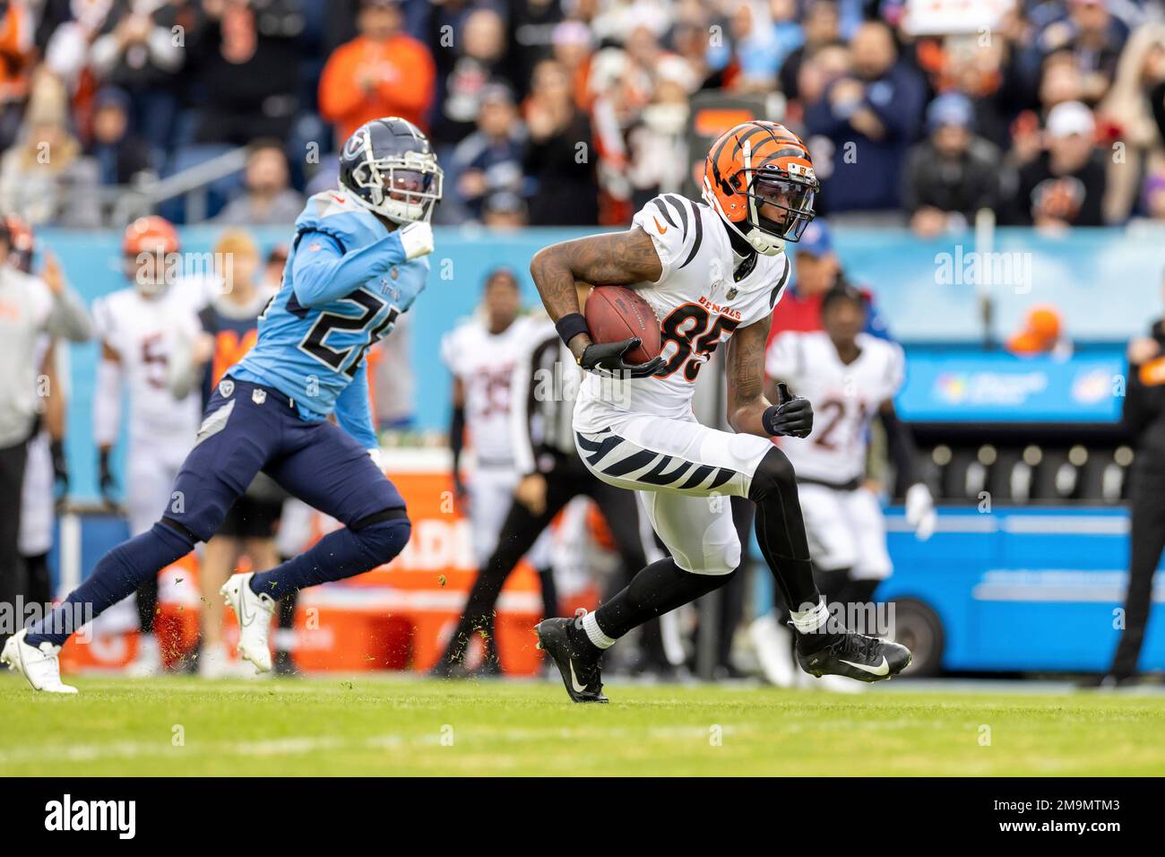 Cincinnati Bengals wide receiver Tee Higgins (85) catches a pass and ...