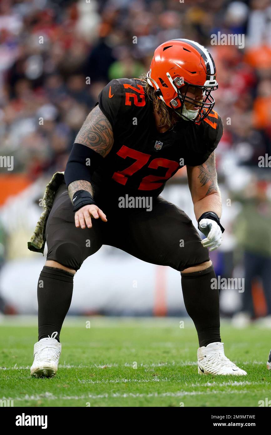 Cleveland Browns guard Hjalte Froholdt (72) looks to make a block ...
