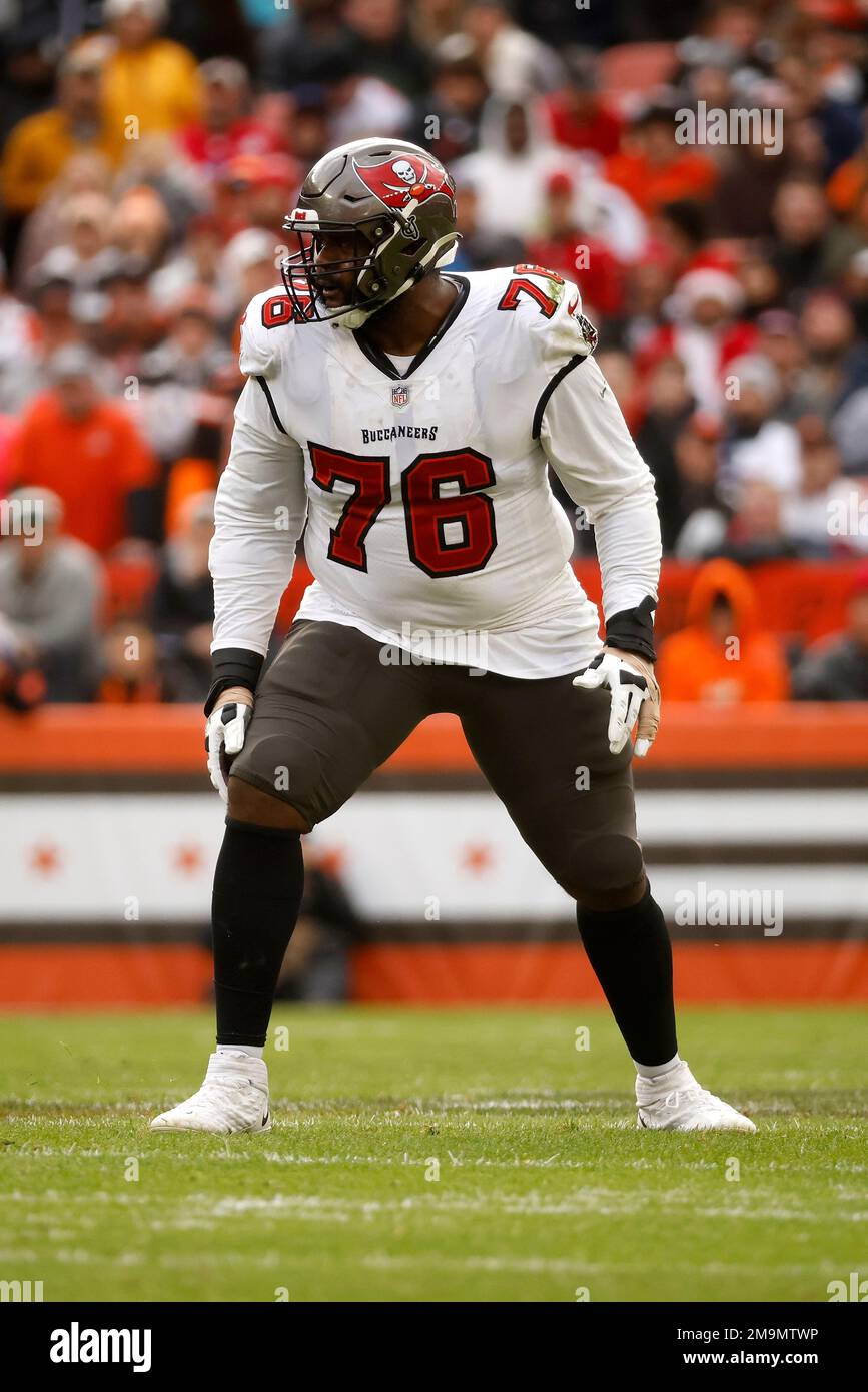 Tampa Bay Buccaneers offensive tackle Donovan Smith (76) looks to make ...