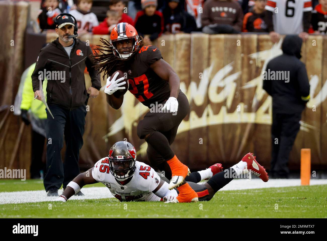 Cleveland Browns running back Kareem Hunt (27) runs with the ball ...