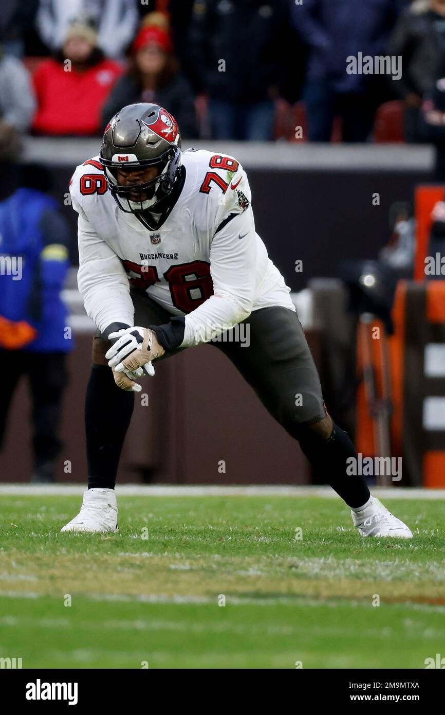 Tampa Bay Buccaneers offensive tackle Donovan Smith (76) lines up for a ...
