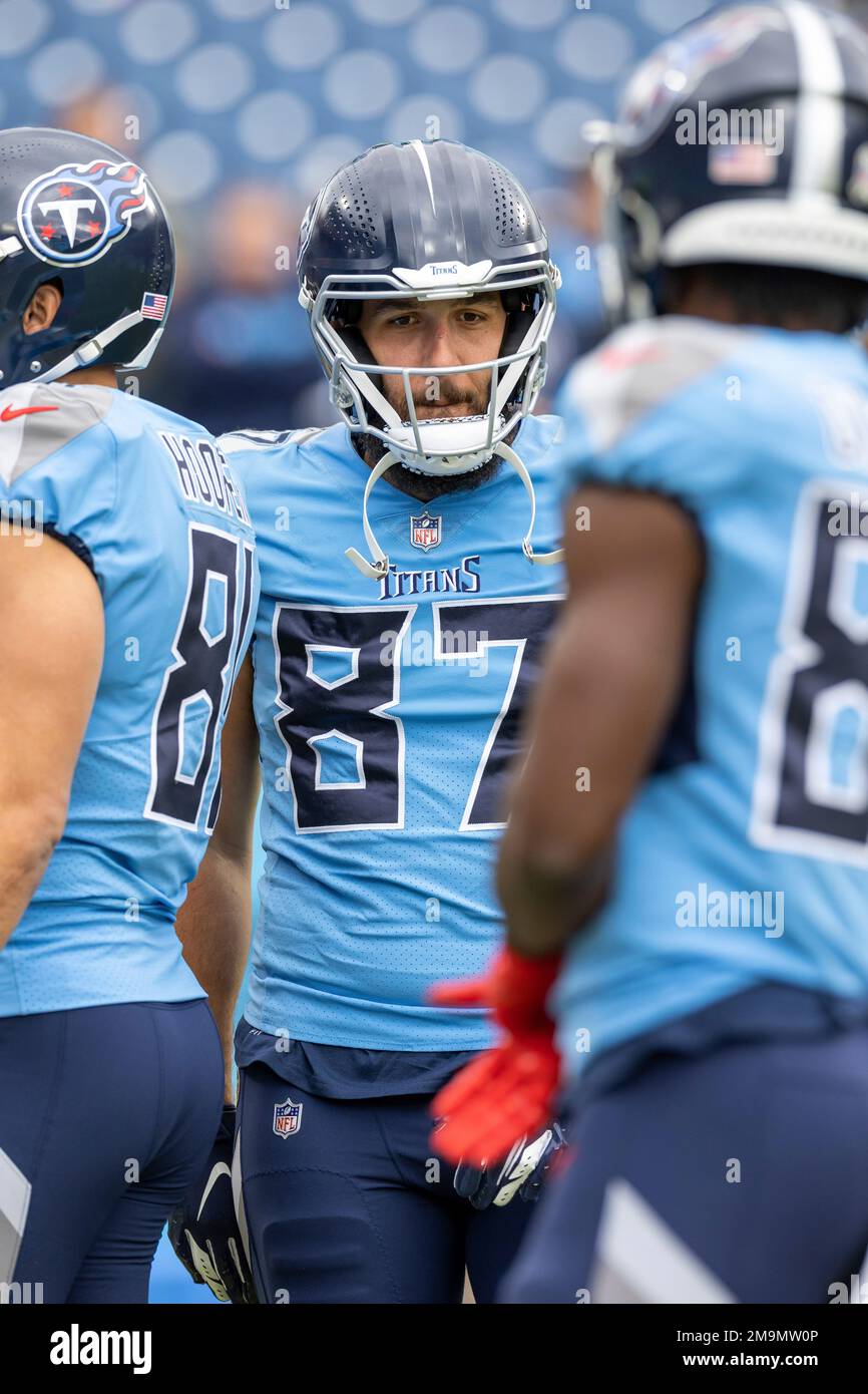 Tennessee Titans tight end Geoff Swaim (87) warms up before playing ...