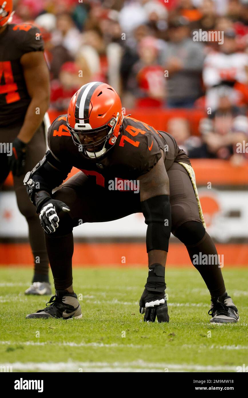 Cleveland Browns offensive tackle Chris Hubbard (74) lines up for a ...