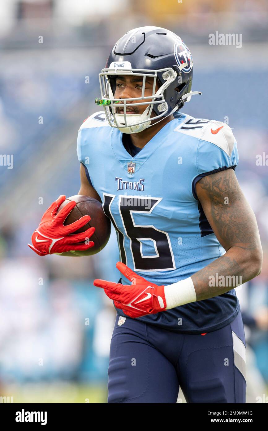 Tennessee Titans wide receiver Treylon Burks (16) warms up before ...