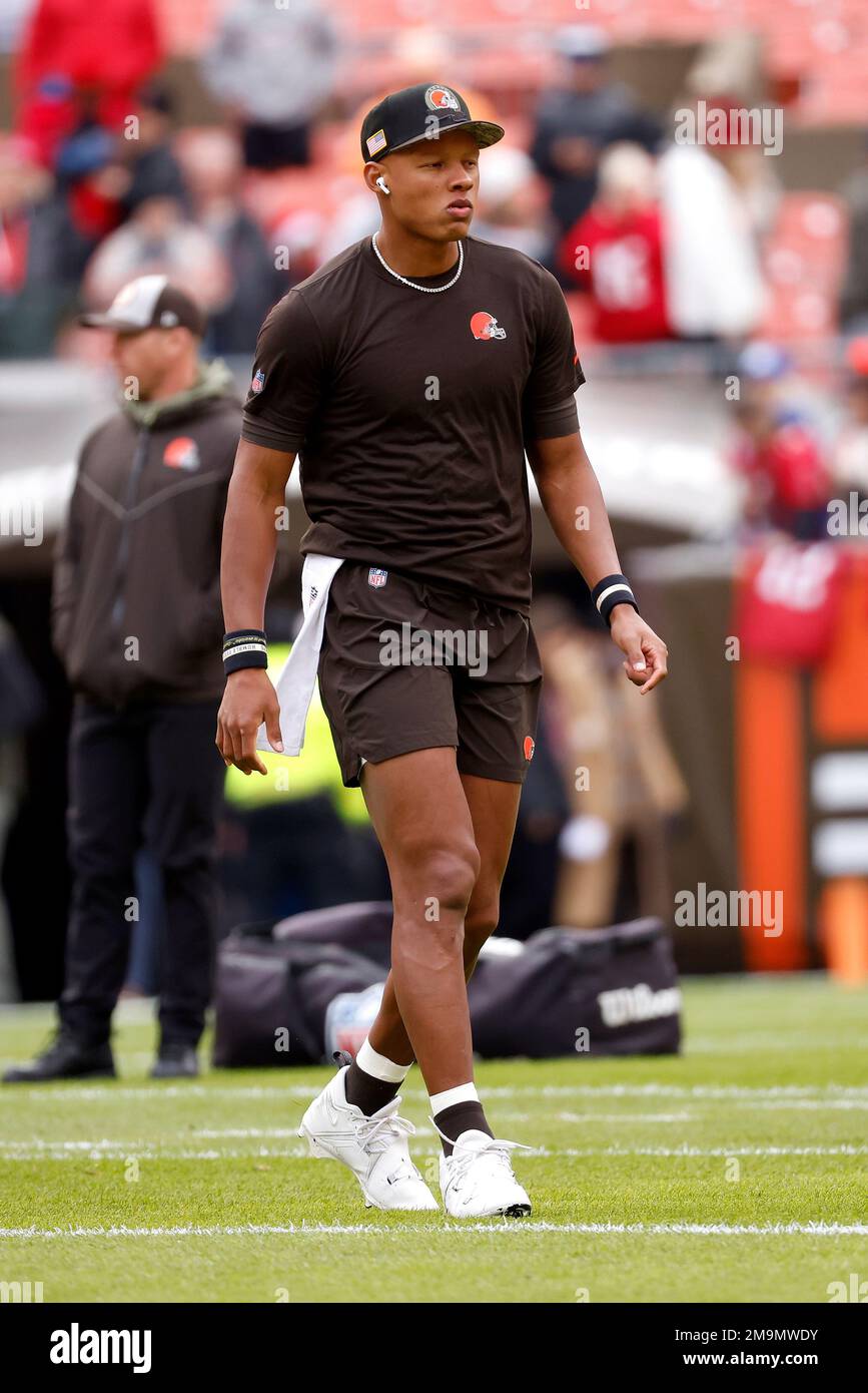Cleveland Browns quarterback Joshua Dobbs (15) warms up prior to the ...