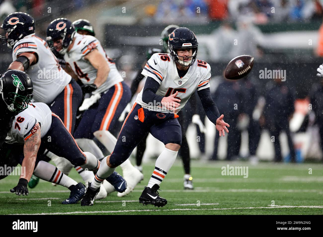 Chicago Bears quarterback Trevor Siemian (15) pitches the ball against ...