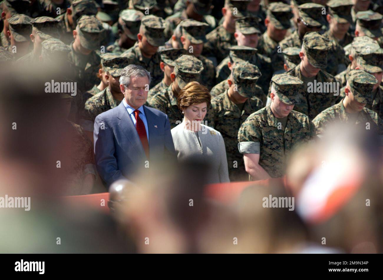 Surrounded by a gallery of United States Marine Corps personnel, US ...