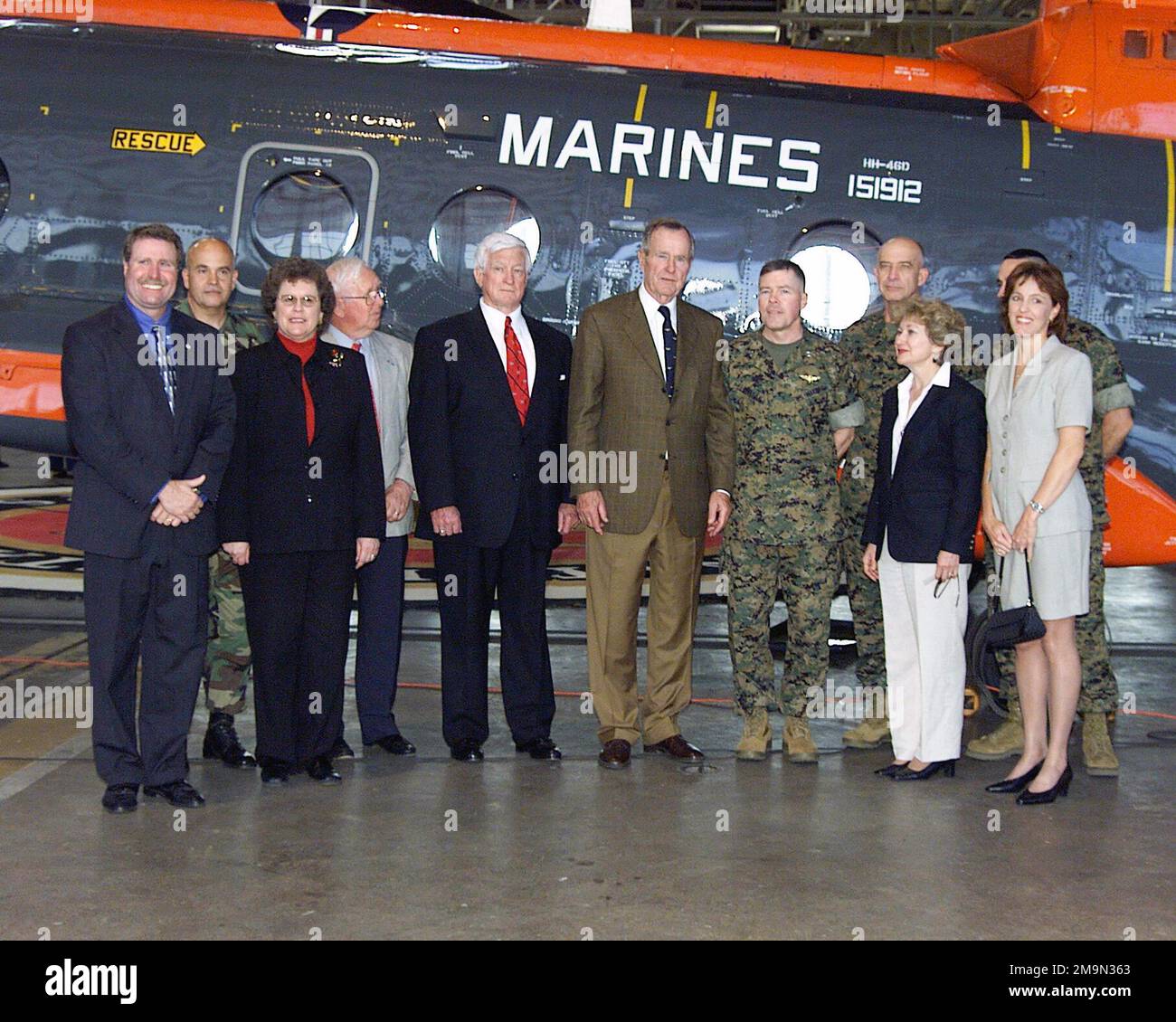 Former President George H. Bush poses for a group photograph with Major ...