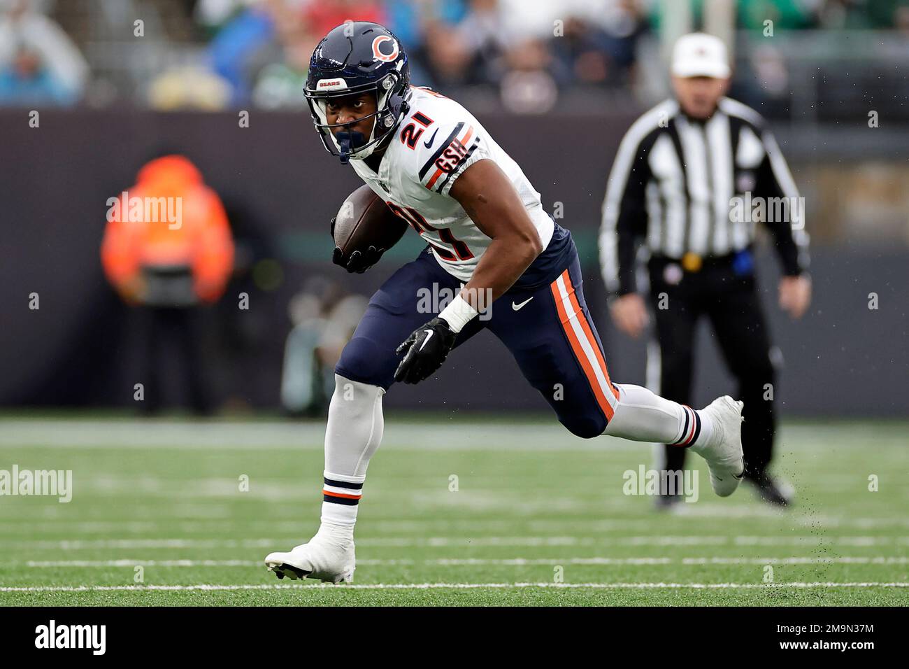 Chicago Bears running back Darrynton Evans (21) runs with the ball ...