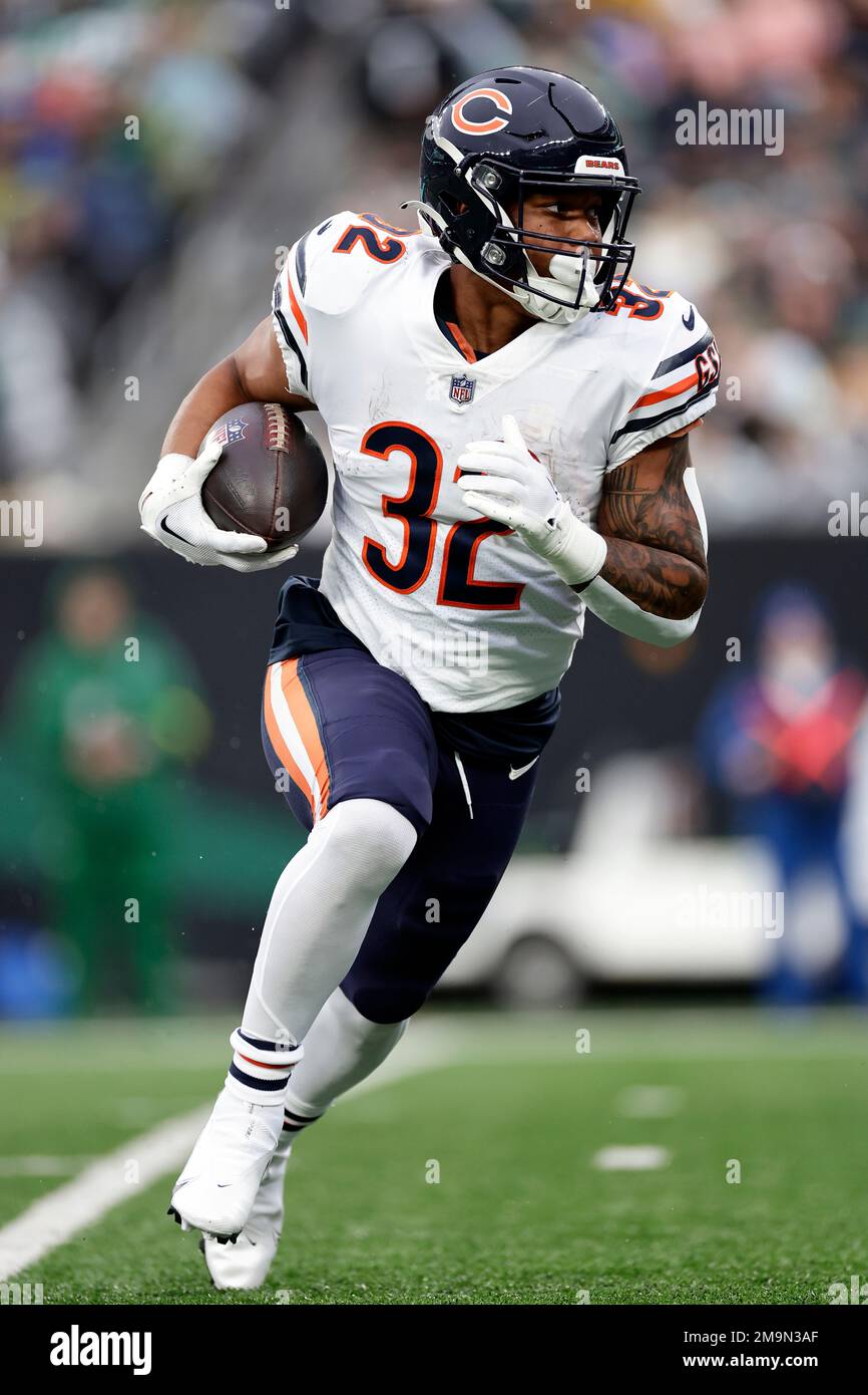 Chicago Bears running back David Montgomery (32) runs with the ball against the New York Jets ...