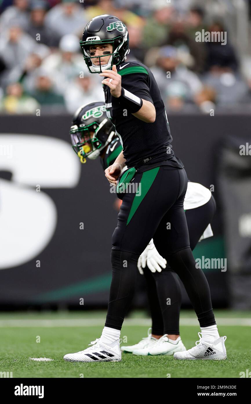 New York Jets quarterback Mike White (5) gestures against the Chicago ...