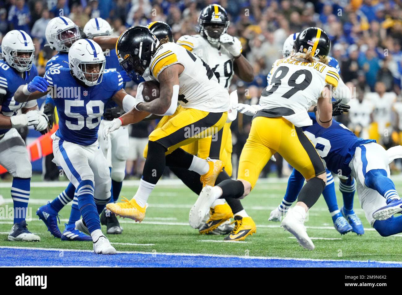 Pittsburgh Steelers running back Benny Snell Jr. (24) goes in for a ...