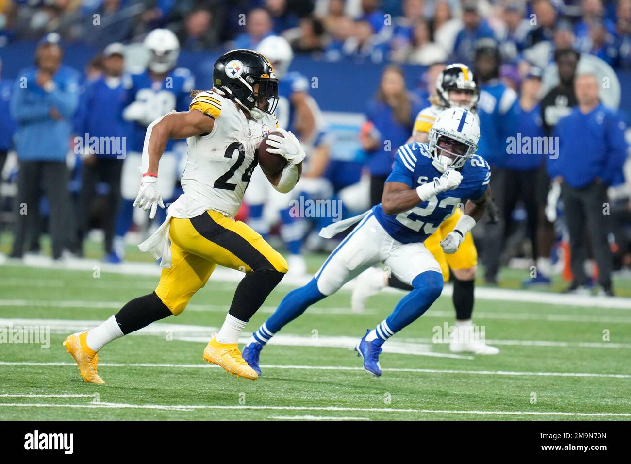 Pittsburgh Steelers' Benny Snell Jr. (24) runs during the second half ...