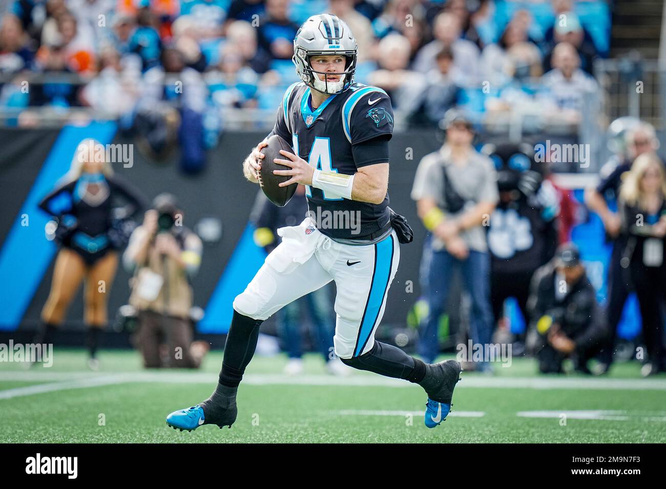 Carolina Panthers quarterback Sam Darnold (14) prepares to pass the ...