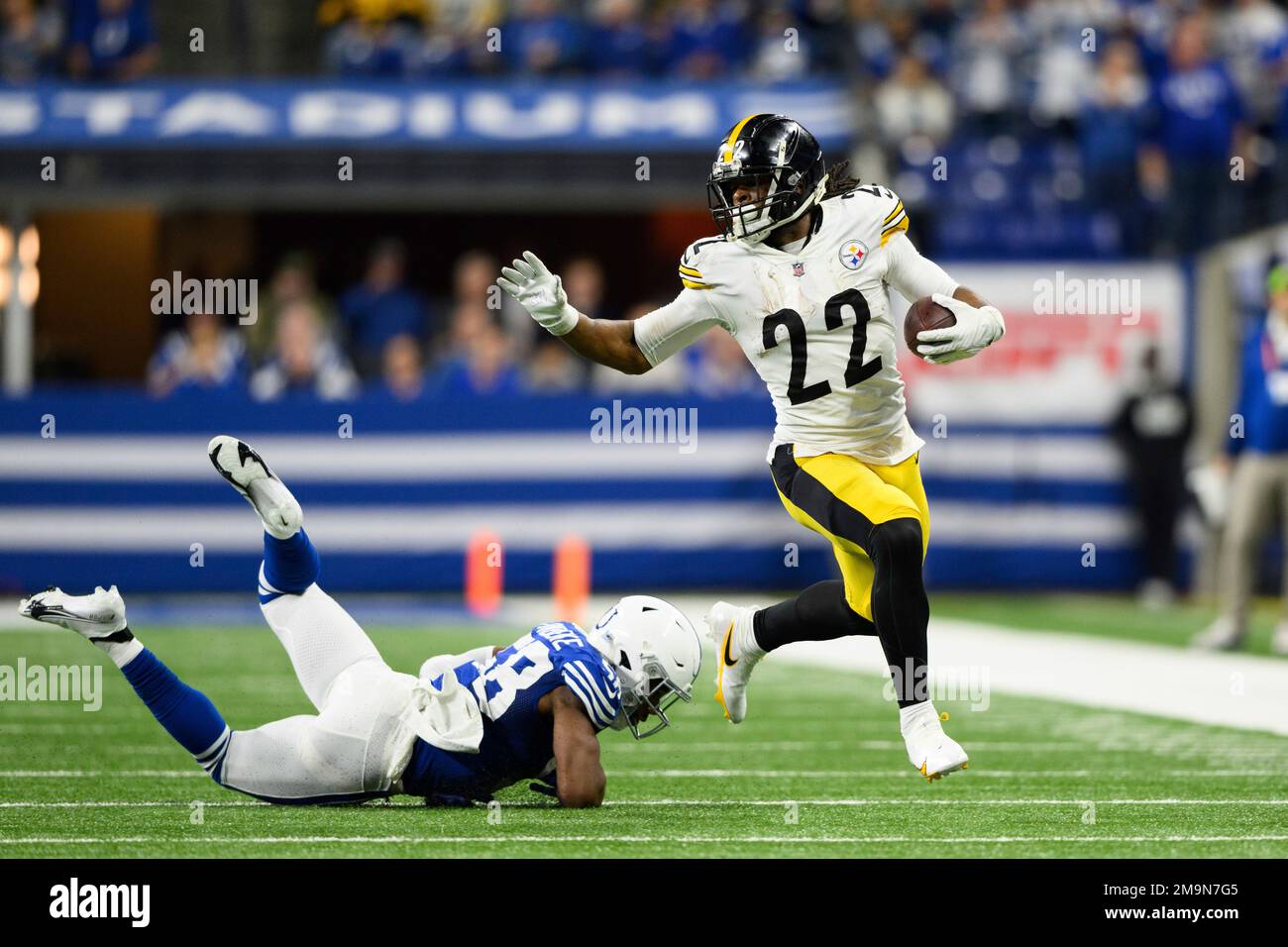 Pittsburgh Steelers running back Najee Harris (22) runs past ...