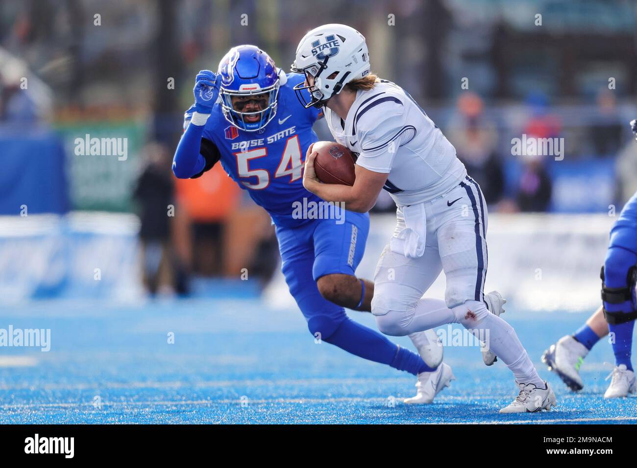 Boise State linebacker Gabe Hunter (54) chases down Utah State ...