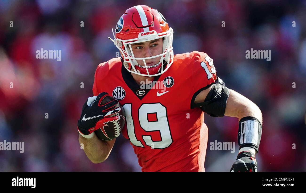Georgia tight end Brock Bowers (19) runs after a catch during the first ...
