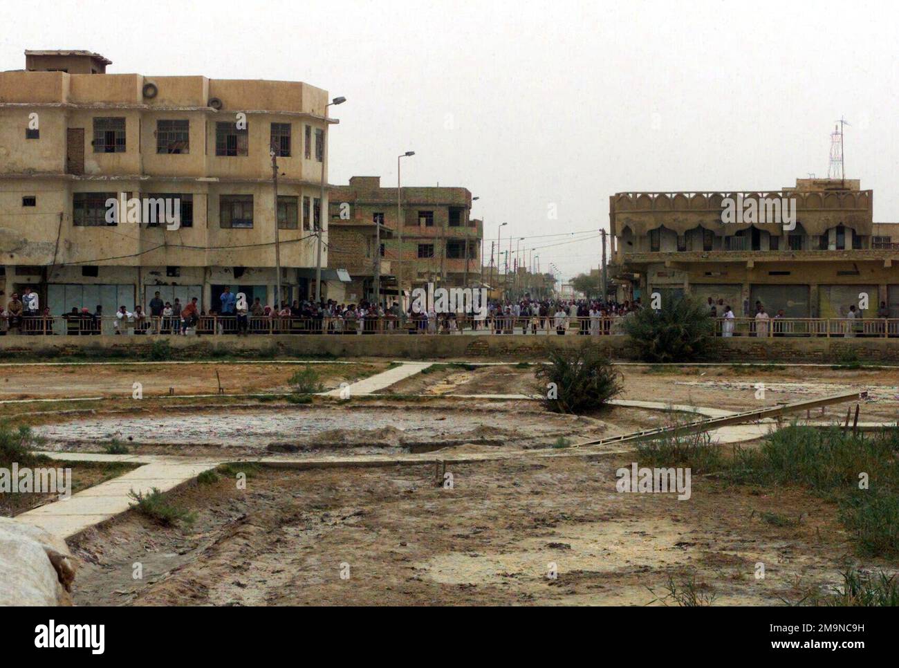Large crowds of Iraqi civilians gather to watch US Marine Corps (USMC ...