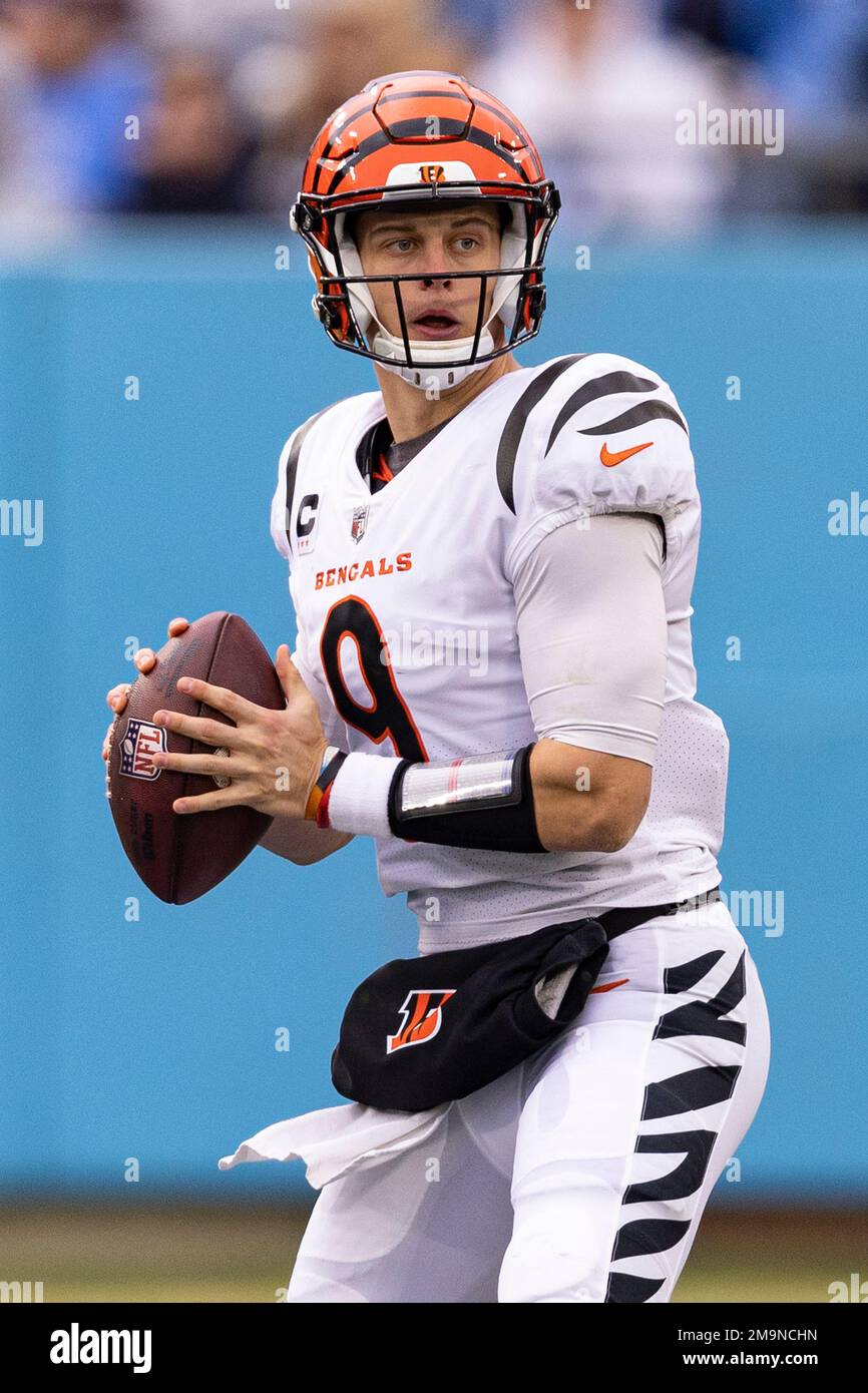 Cincinnati quarterback Joe Burrow (9) looks for a receiver during their ...