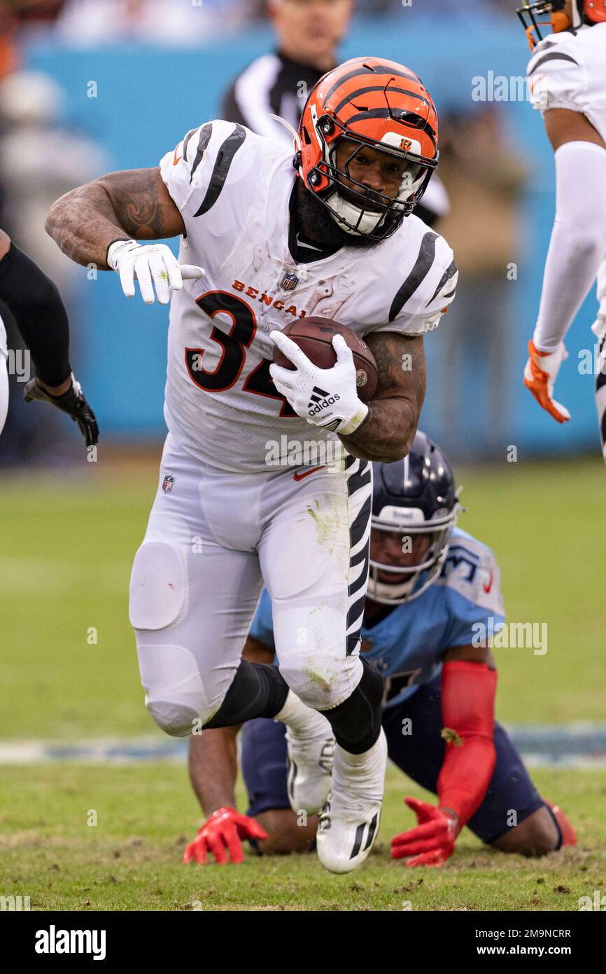 Cincinnati running back Samaje Perine (34) runs for yardage during ...