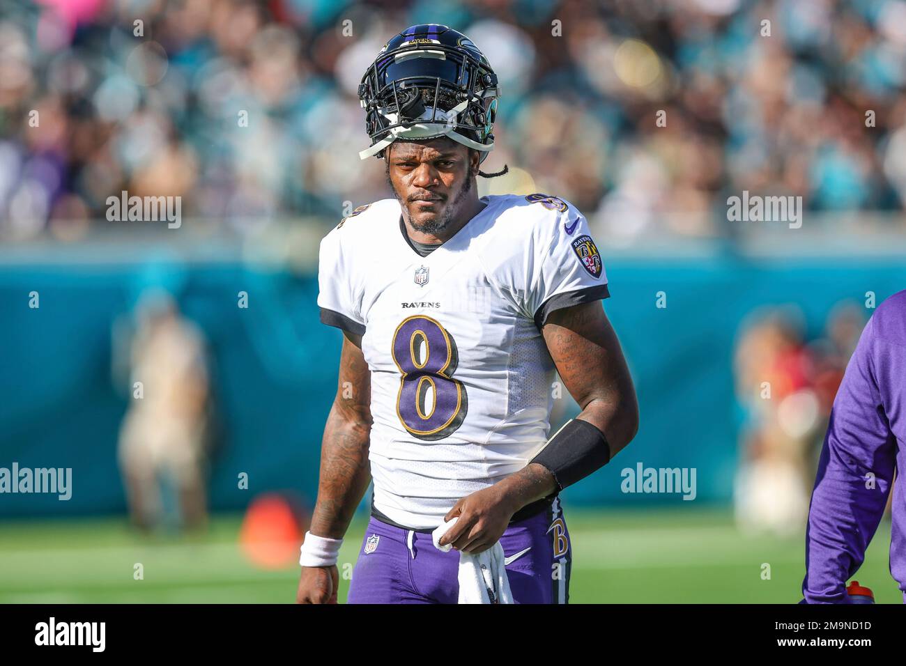 Baltimore Ravens quarterback Lamar Jackson (8) during a timeout in the ...