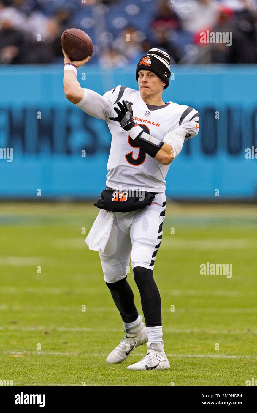Cincinnati quarterback Joe Burrow (9) warms up during their game ...