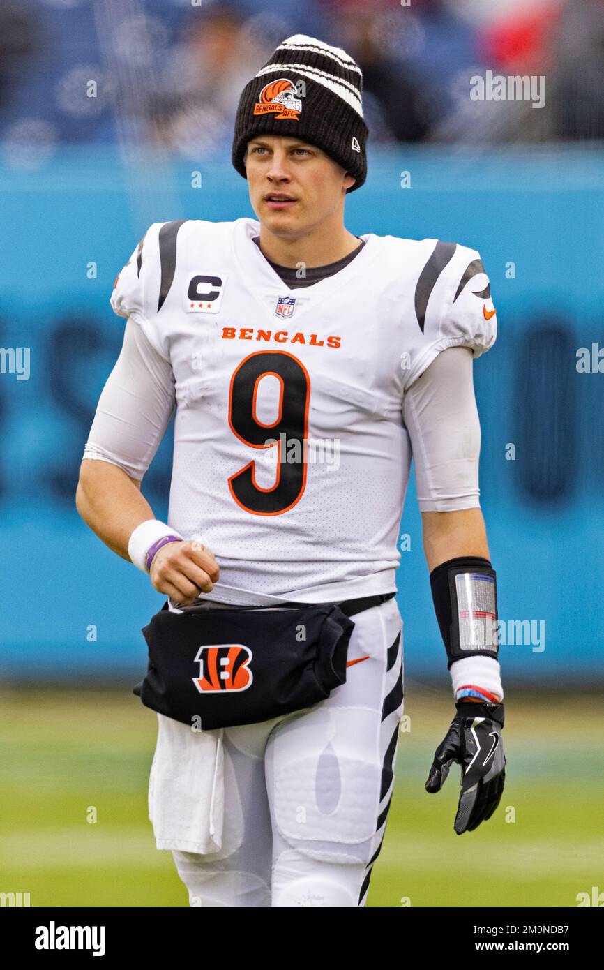 Cincinnati quarterback Joe Burrow (9) warms up during their game ...