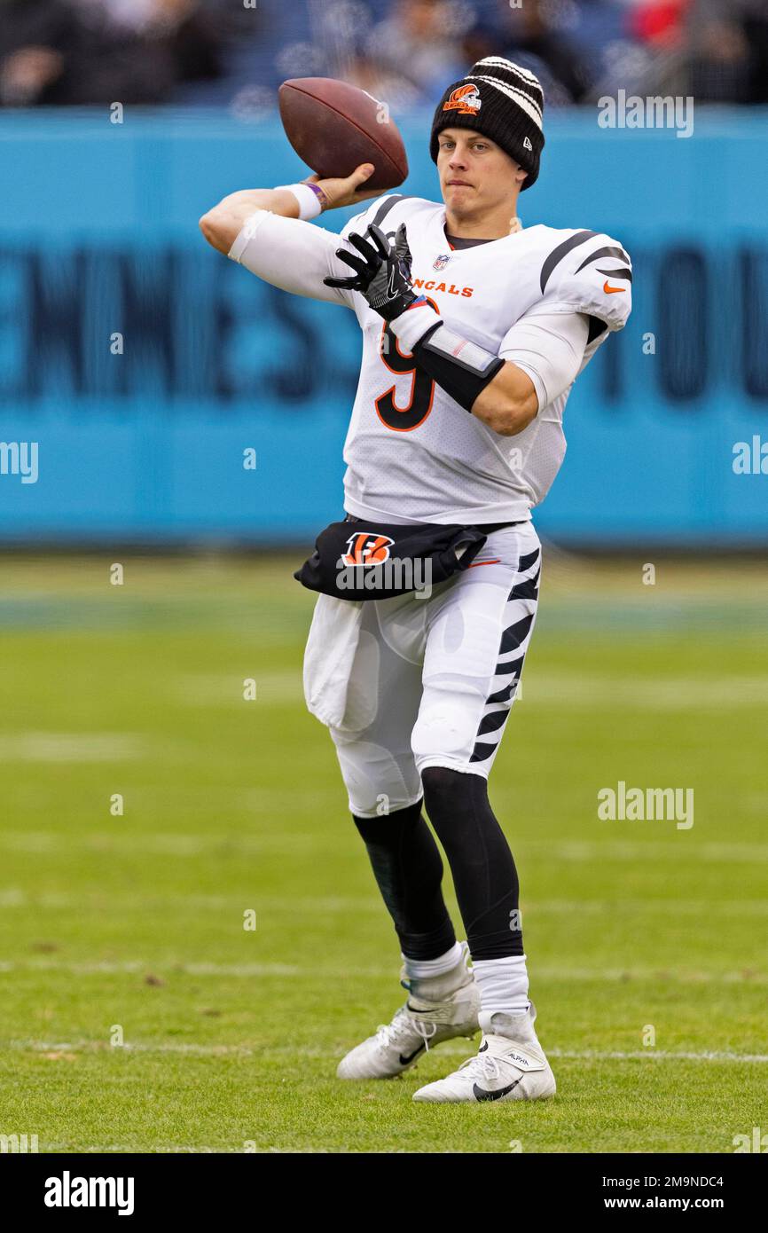 Cincinnati quarterback Joe Burrow (9) warms up during their game ...