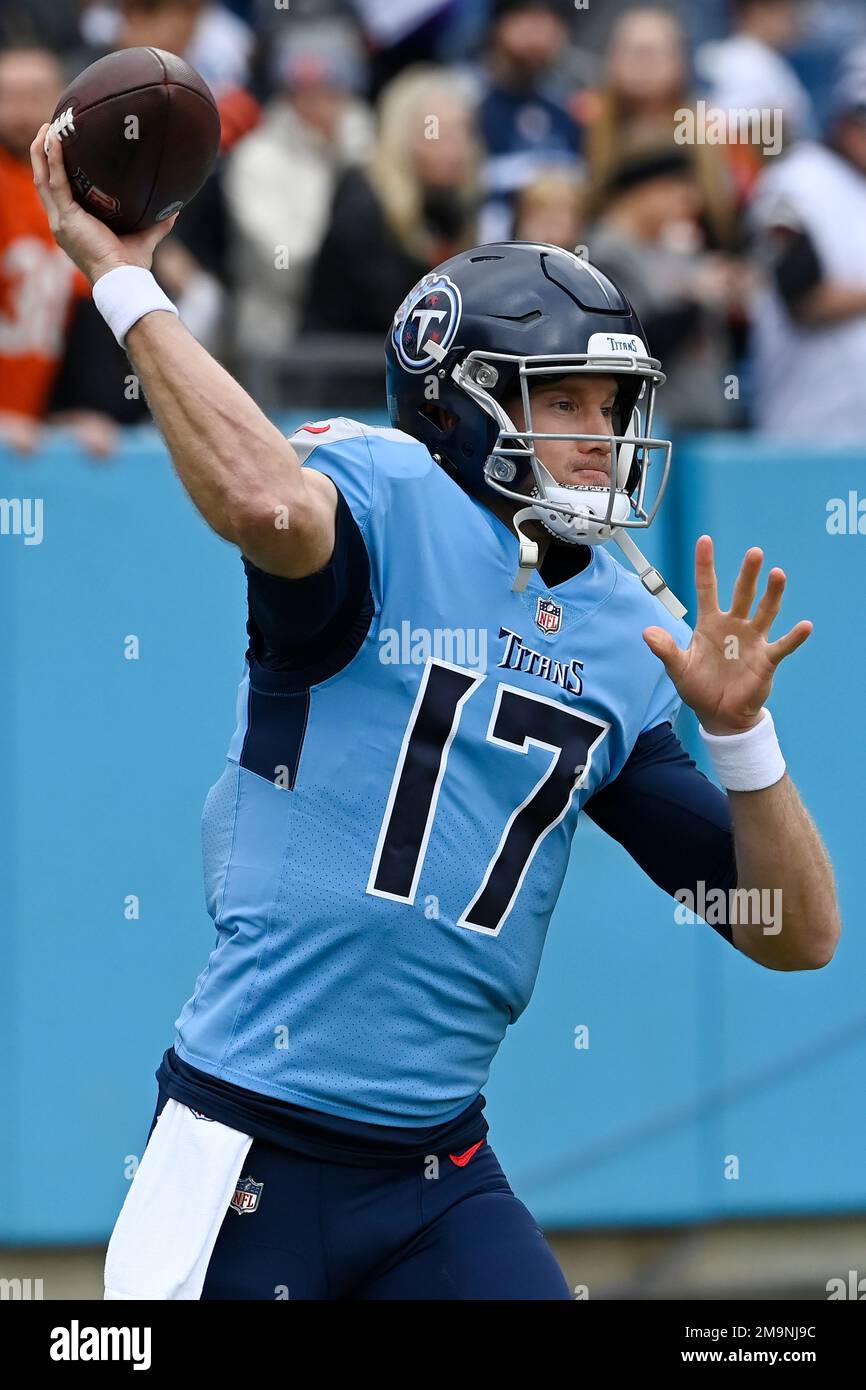 Tennessee Titans quarterback Ryan Tannehill (17) warms up before an NFL ...