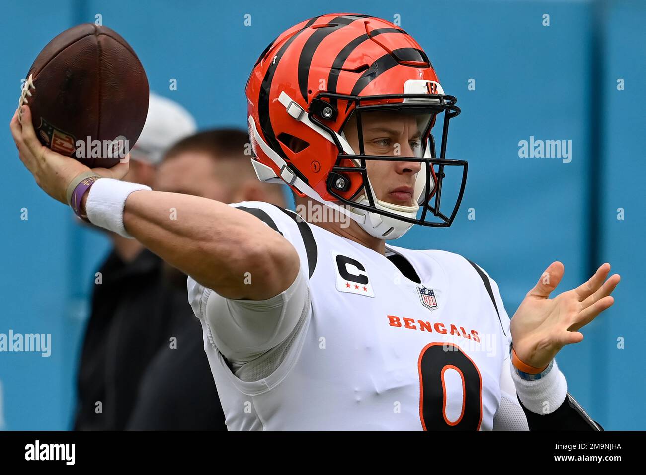 Cincinnati Bengals quarterback Joe Burrow (9) warms up before an NFL ...
