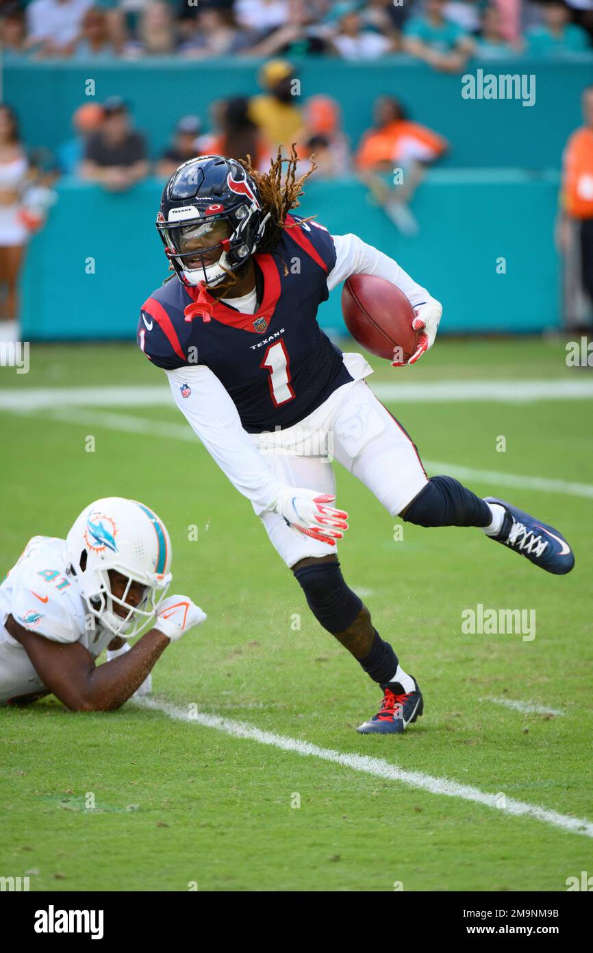 Houston Texans defensive back Tremon Smith (1) runs with the ball past ...