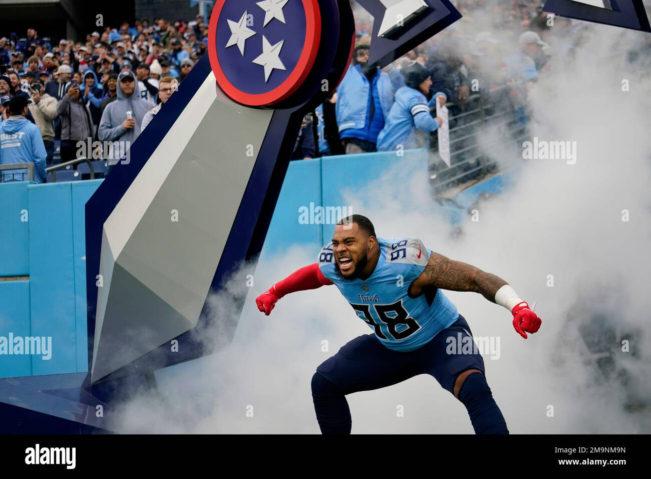 Tennessee Titans defensive tackle Jeffery Simmons (98) runs onto the ...