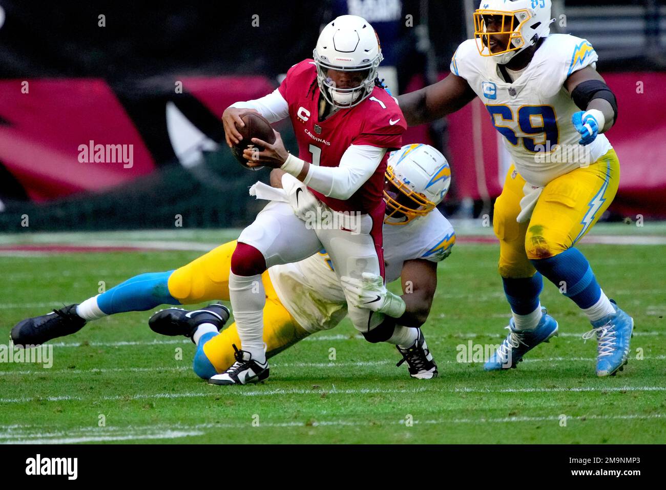 Arizona Cardinals quarterback Kyler Murray (1) escapes the tackle of ...