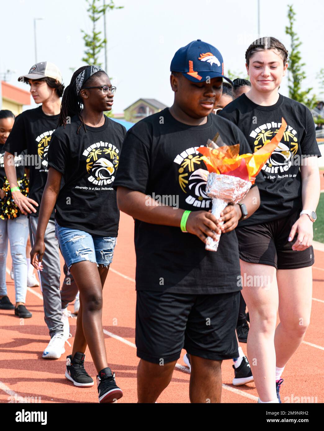 Humphreys High School students walk the torch around the Humphreys ...