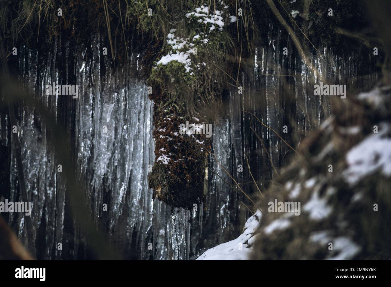 Icicles on a rock wall hi-res stock photography and images - Alamy